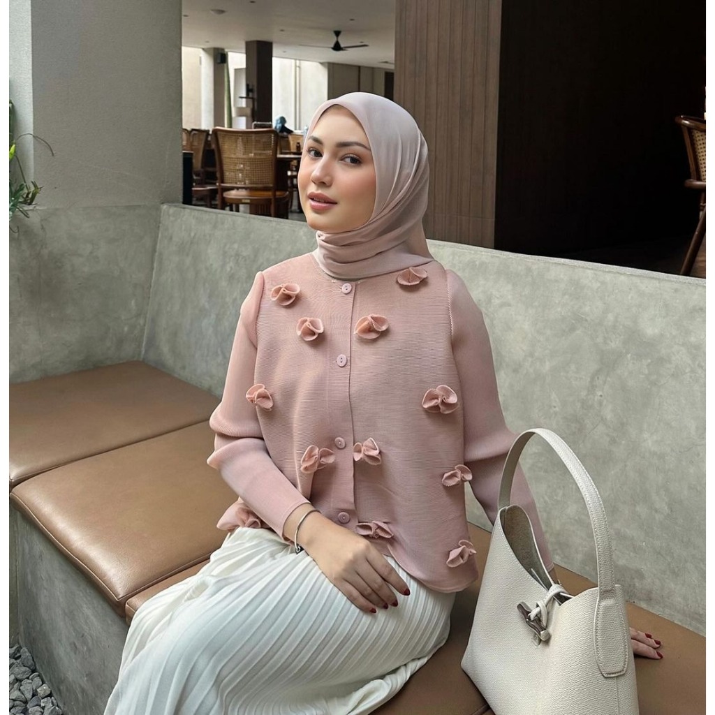 Jual GONEGANI OFFICIAL - Atasan Motif Bunga Blossom Pleats Blouse | Shopee Indonesia