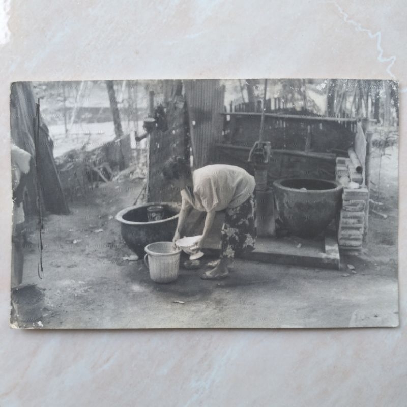 Jual Foto Kuno Lawas Jadul Wanita Desa Sumur dan Gentong 1988 - YN599 ...