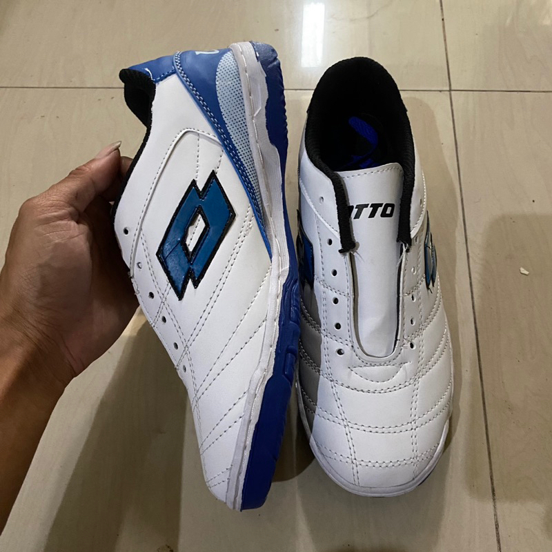 Jual Sepatu Futsal / Volly / Badmintol Kulit Asli Piyu Lotto Big Size ...