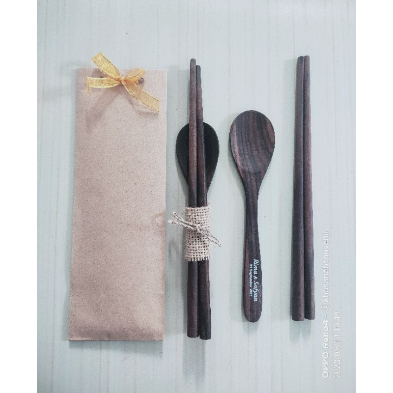 Jual souvenir sendok sumpit kayu kemas papercraft custom desain ...