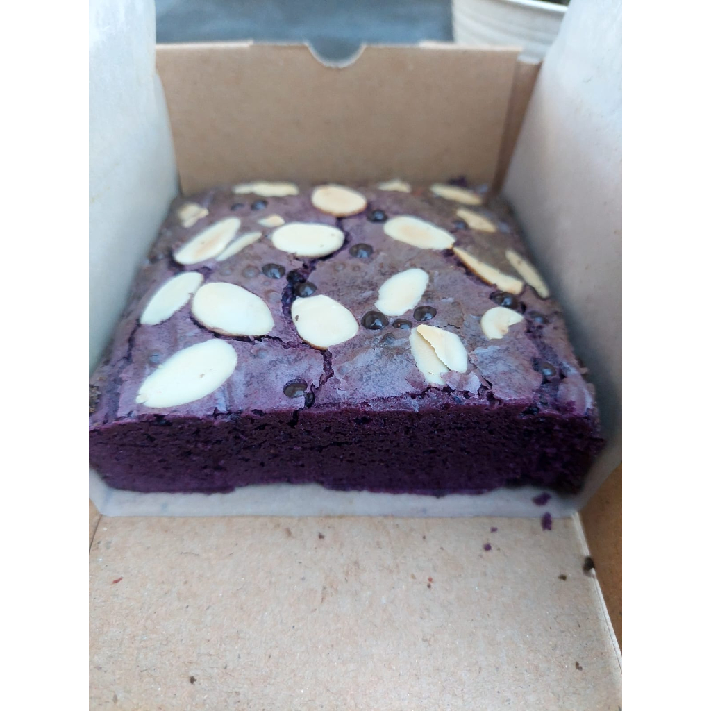 Jual Fudgy Brownies Taro,banana, pandan shiny crush, Brownies panggang ...