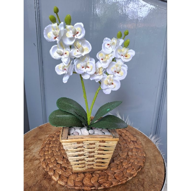 Jual bunga anggrek artificial cabang 2+pot rotan anyam | Shopee Indonesia