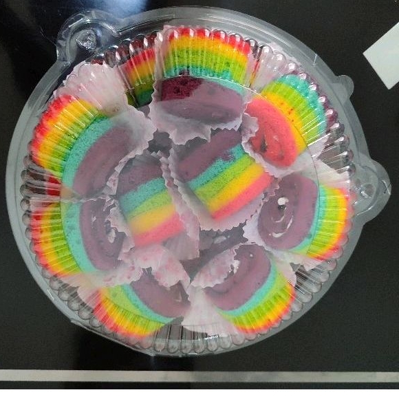 Jual Rainbow Cake isi 20pcs | Rainbowcake gulung | Bolu Rainbow | 1 ...