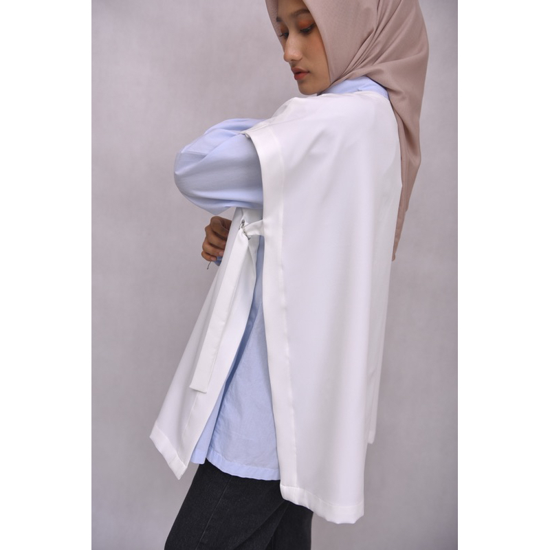 Jual moon vest ( putih ) | Shopee Indonesia