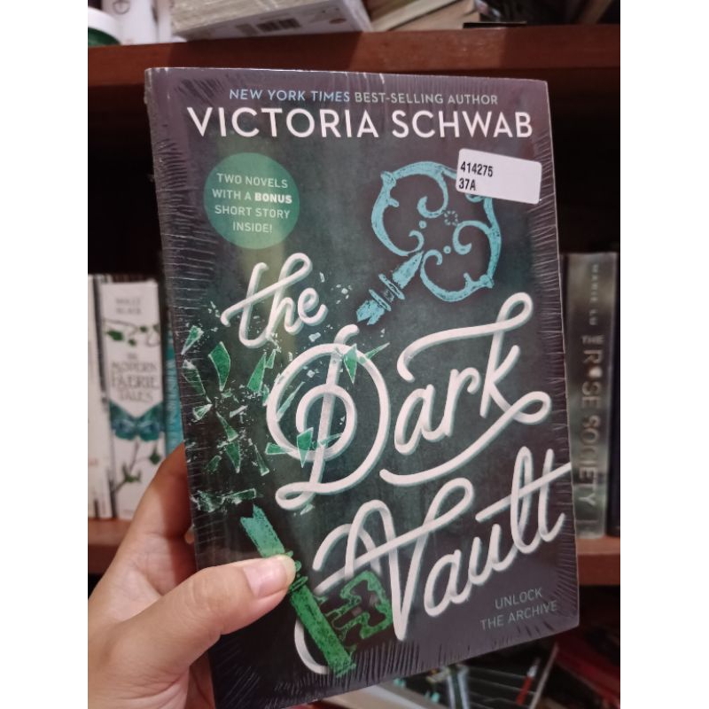 Jual The Dark Vault Victoria Schwab (VE Schwab) | Shopee Indonesia