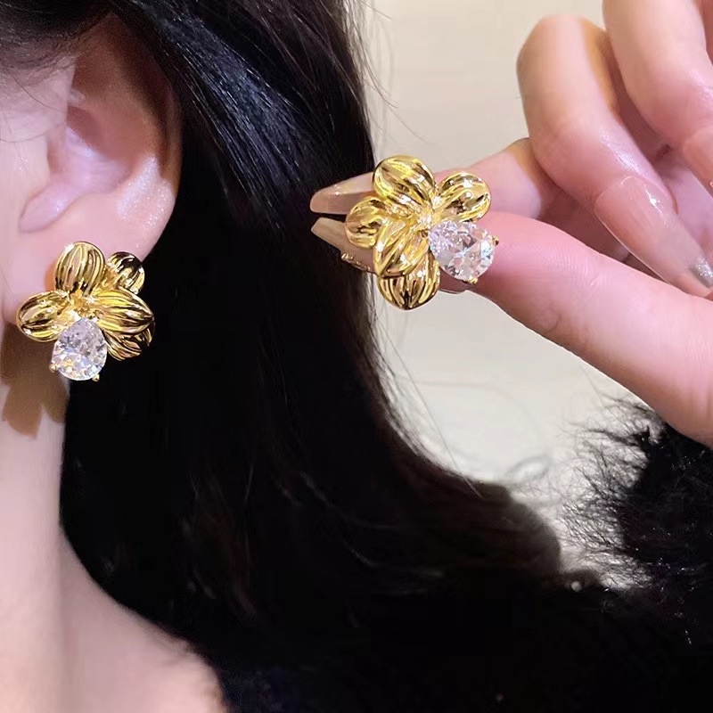 Jual Anting Tusuk Bunga Gold Diamond Metal Stud Earrings Korean Style ...