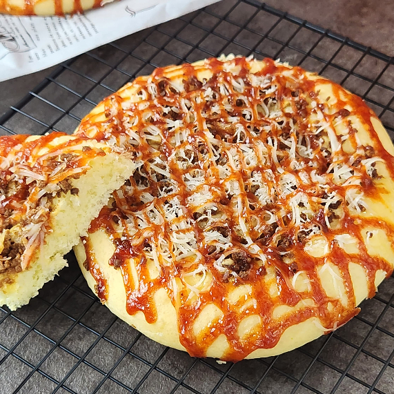 Jual Roti Pizza Ayam Bulat by Laris Manis Bakery | Shopee Indonesia