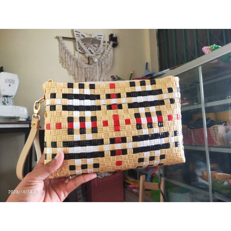 Jual dompet pouch anyaman clutch anyaman#dompet#mini#pouch | Shopee ...