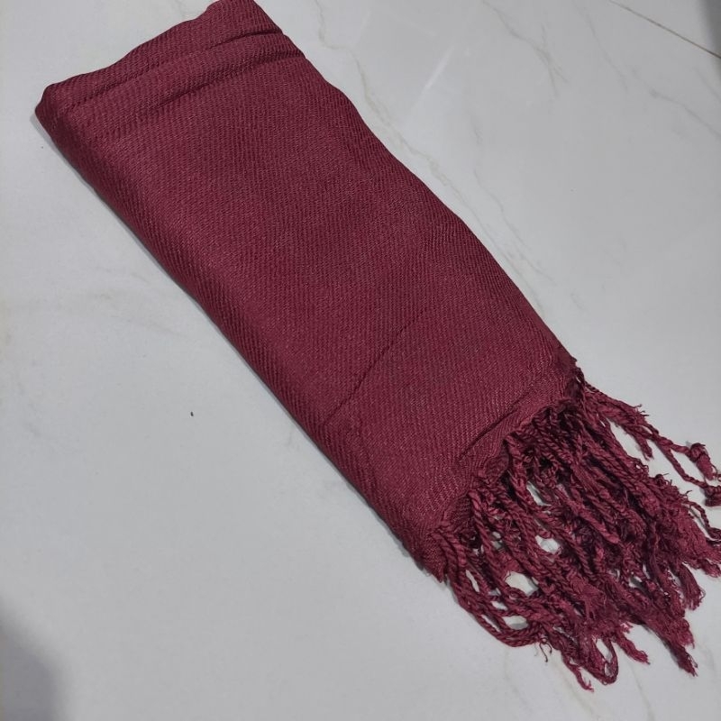 Jual Pashmina Shirin Hitam Jahit Tepi | Pashmina Kasmir Rawis | Pasmina ...