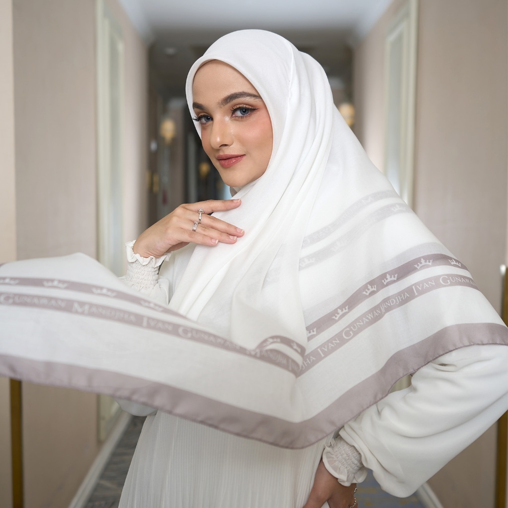 Jual MANDJHA Felicity Broken White Scarf - Hijab Segi Empat Putih Polos ...
