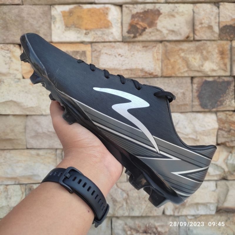 Jual Specs Lightspeed 20 FG Hitam Size 41 Istimewa 100% Original Specs ...