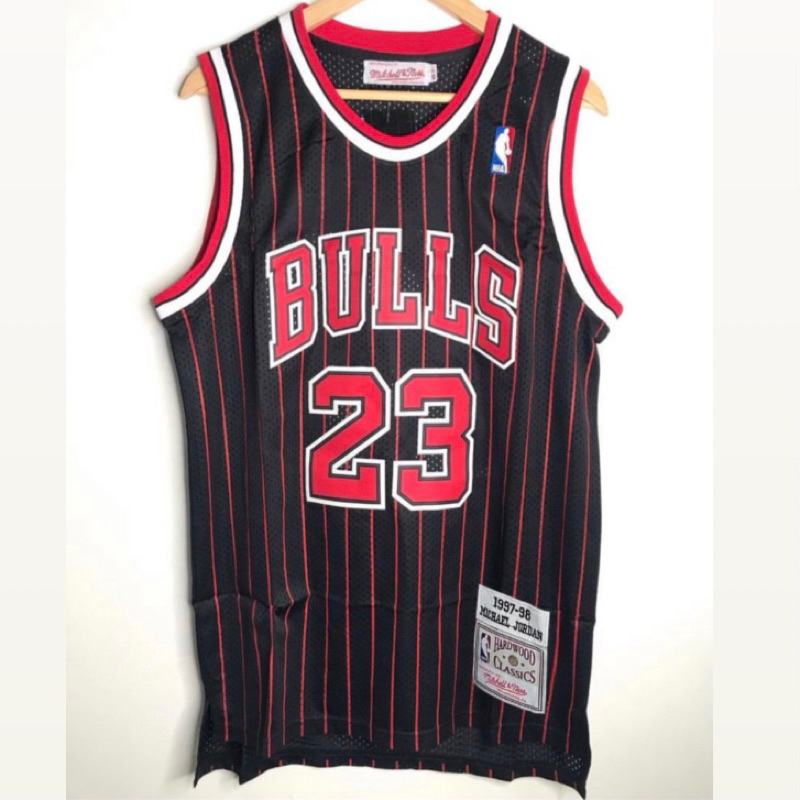 Jual JERSEY BASKET NBA CLASSIC HWC CHICAGO BULLS #23 MICHAEL JORDAN HITAM GARIS MITCHELL&NESS ...