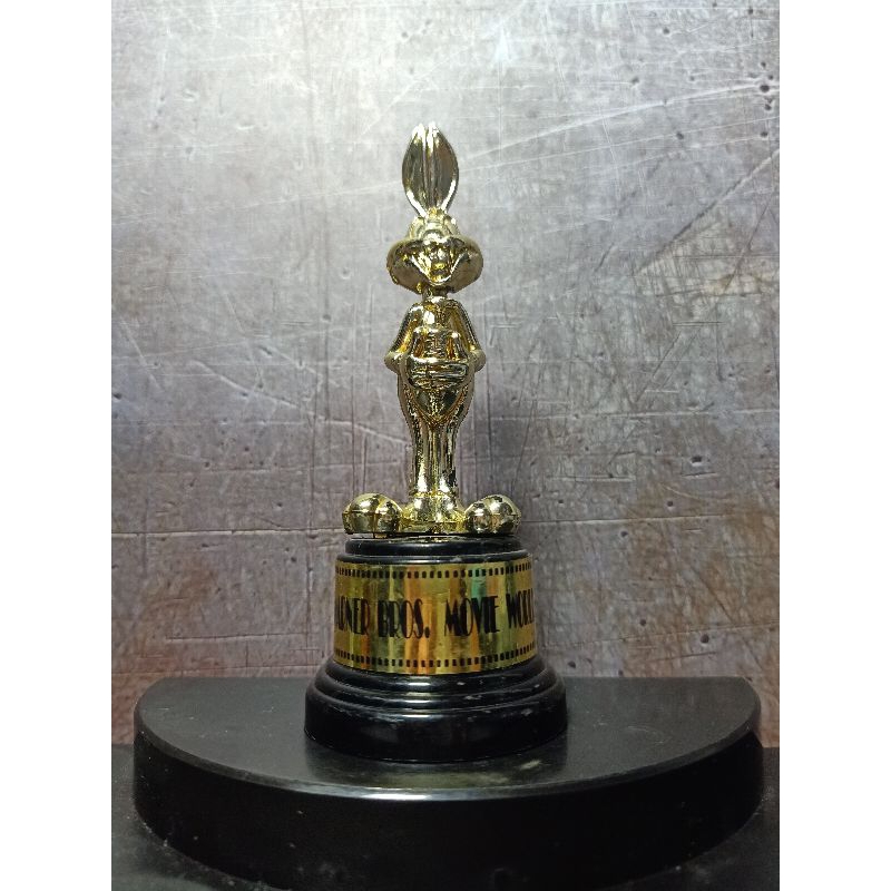 Jual Figure Warner Bros Movie World Bugs Bunny Gold Trophy | Shopee ...