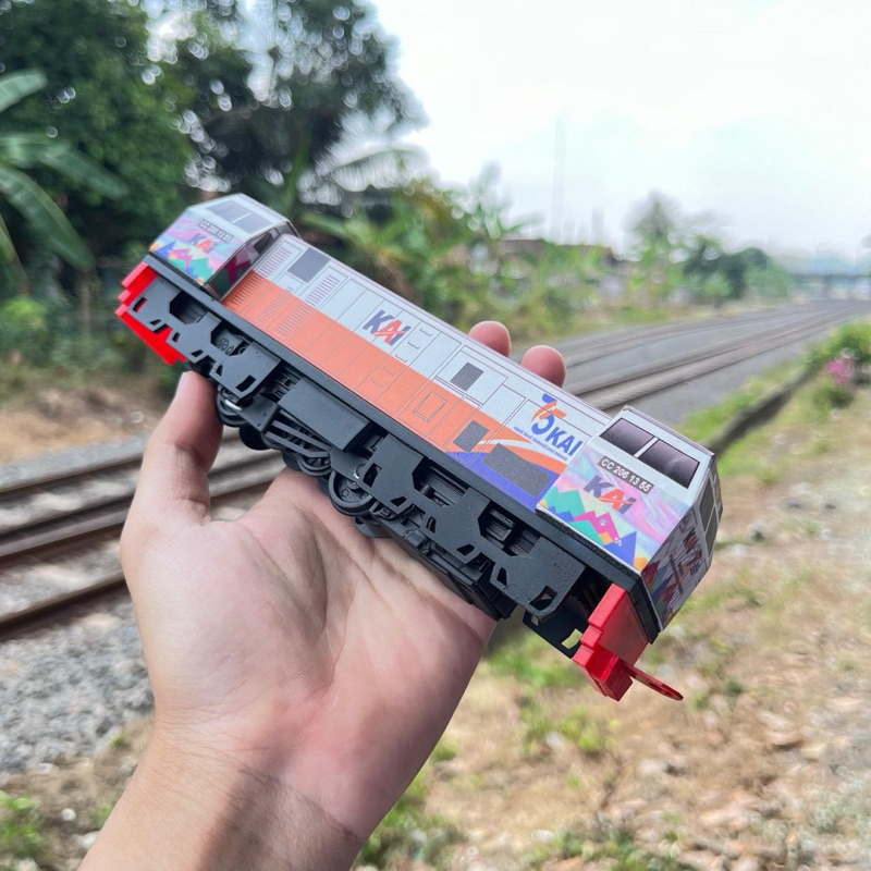 Jual Miniatur Kereta Api Lokomotif cc206 HUT KAI 77 FULL AKRILIK Mesin ...