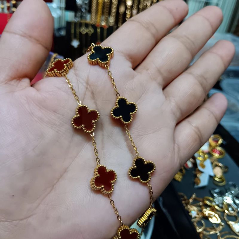 Jual Gelang Clover Bunga Besar Titanium Asli Gold Hitam dan Merah Marun ...