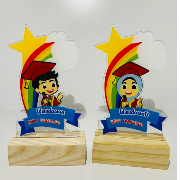 Jual Wisudawan Akrilik Piala Wisuda Piala Kelulusan anak Custom Akrilik ...