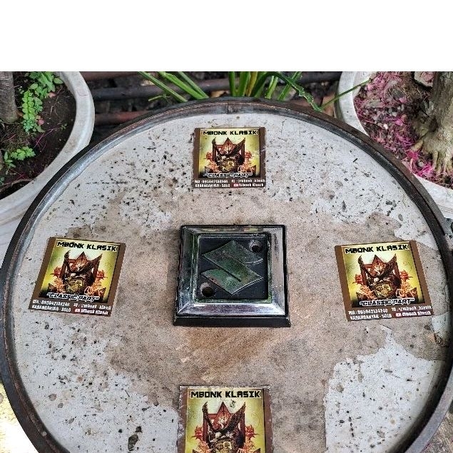 Jual logo emblem suzuki carry st100 bagong ORIGINAL emblem logo depan carry st100 bagong ...