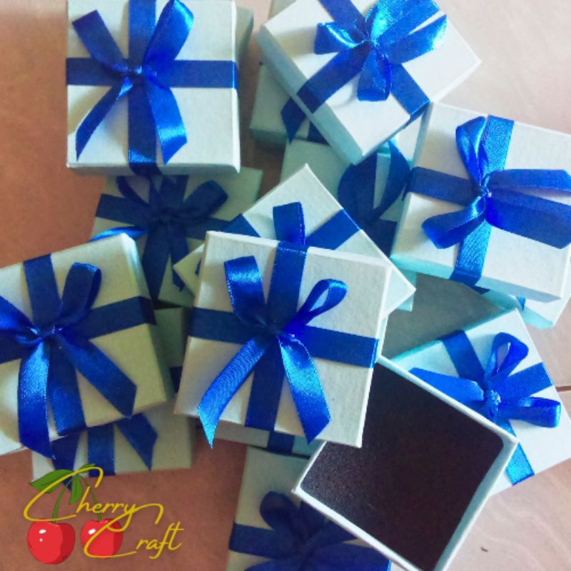 Jual Box biru 9x9x3 cm muda dengan pita dan busa hitam 2cm | Shopee ...
