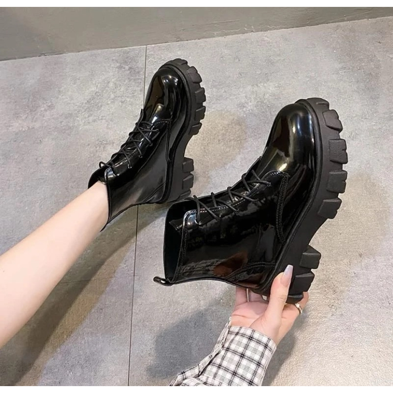 Jual Sepatu Wanita 2024 Docmart Sneakers dengan Bahan Sol Karet Premium ...