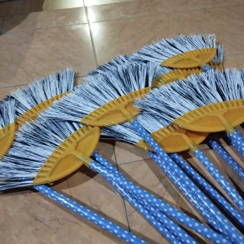 Jual Sapu Keras Halaman / Sapu Senar Kaku / Sapu Taman | Shopee Indonesia