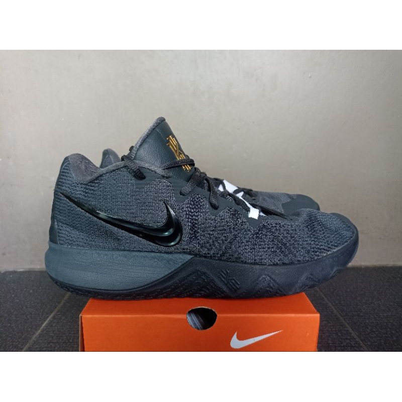 Jual Sepatu basket nike kyrie flytrap black second kondisi joss ...