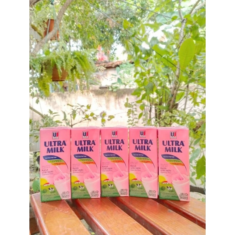 Jual ULTRA MILK Rasa Stroberi ukuran 200ml isi 24 ( khusus grab/gojek ...