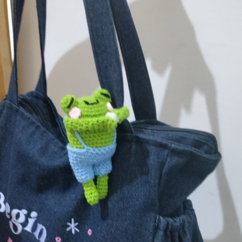 Jual cute frog // gantungan tas katak // frog keychain // frog crochet ...