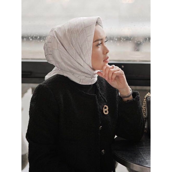 Jual Louvre Series Buttonscarves | Shopee Indonesia
