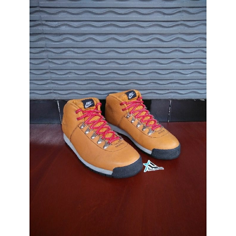 Jual Sepatu gunung sneakers NIKE ( air magma MD ) / size 42 - 41 ...