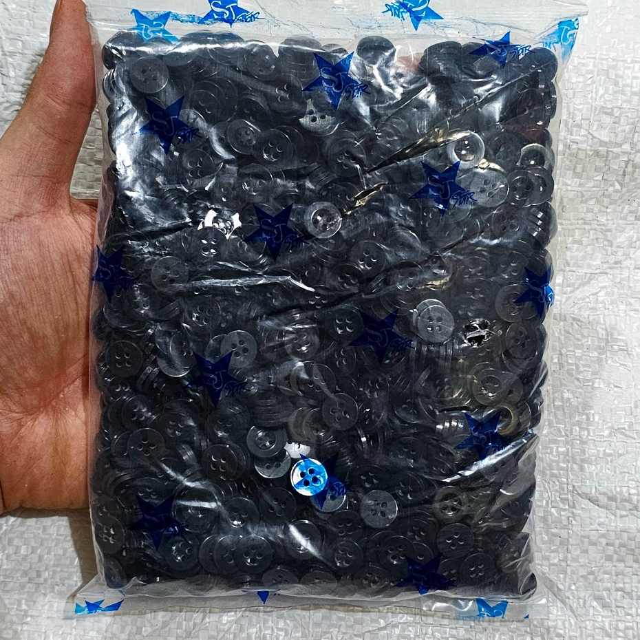 Jual Kancing Baju/Hem/Kemeja Hitam 11mm/1,1cm/18L @10 gros | Shopee ...