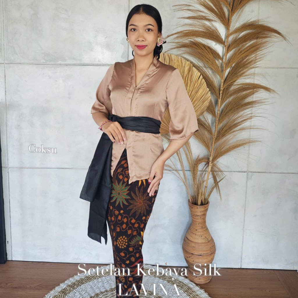 Jual Kebaya Metalik Silk Lavina dan Rok Knit Full Stretch Desain ...