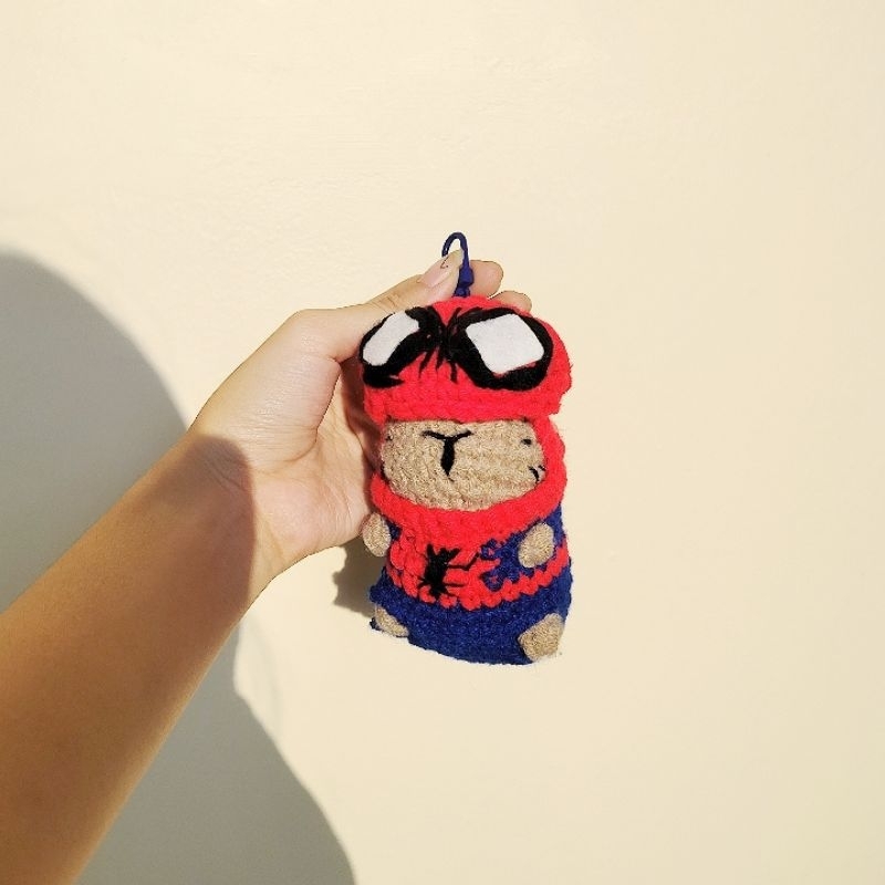 Jual spiderman capy// capybara keychain// capybara crochet// gantungan ...