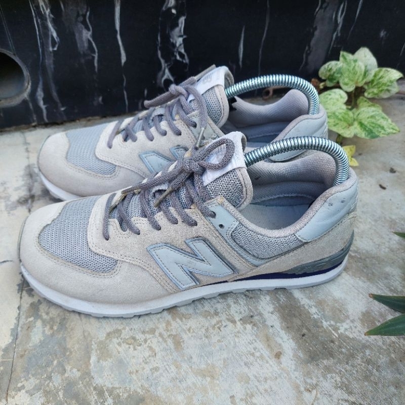 Jual sepatu sneakers second merk New balance 574 size 42(26,5cm ...