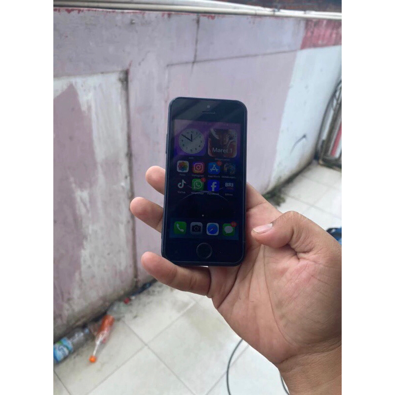 Jual Iphone SE 64gb 2016 gen1 second | Shopee Indonesia