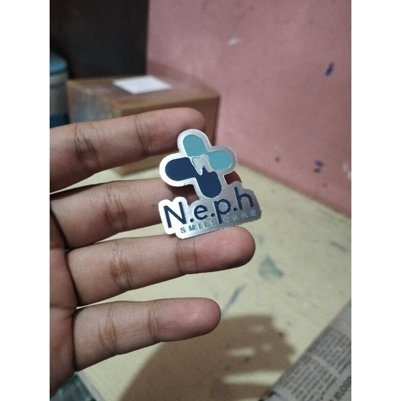 Jual pin custom logo dan nama neph bahan stainless | Shopee Indonesia
