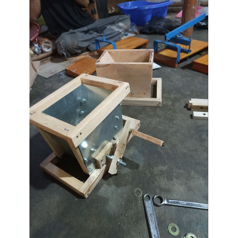 Jual gilingan pemecah kedelai tempe manual model junjungan dinding ...