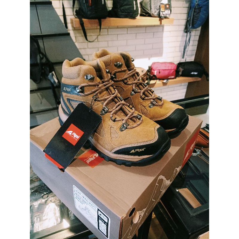 Jual Sepatu Gunung Pria BLACK SMITH AREI OUTDOORGEAR - Sepatu HIKING ...