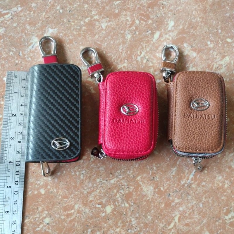 Jual Dompet KULIT Stnk + gantungan kunci MOBIL logo Daihatsu merah ...