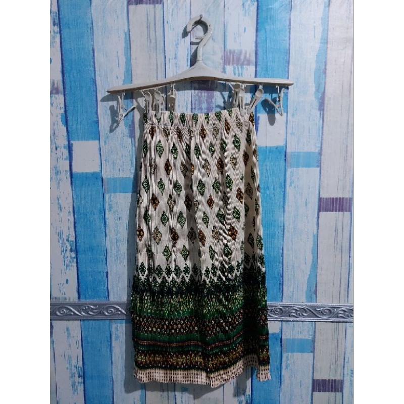 Jual Preloved rok batik plisket warna cream & hijau botol (fit to XL ...