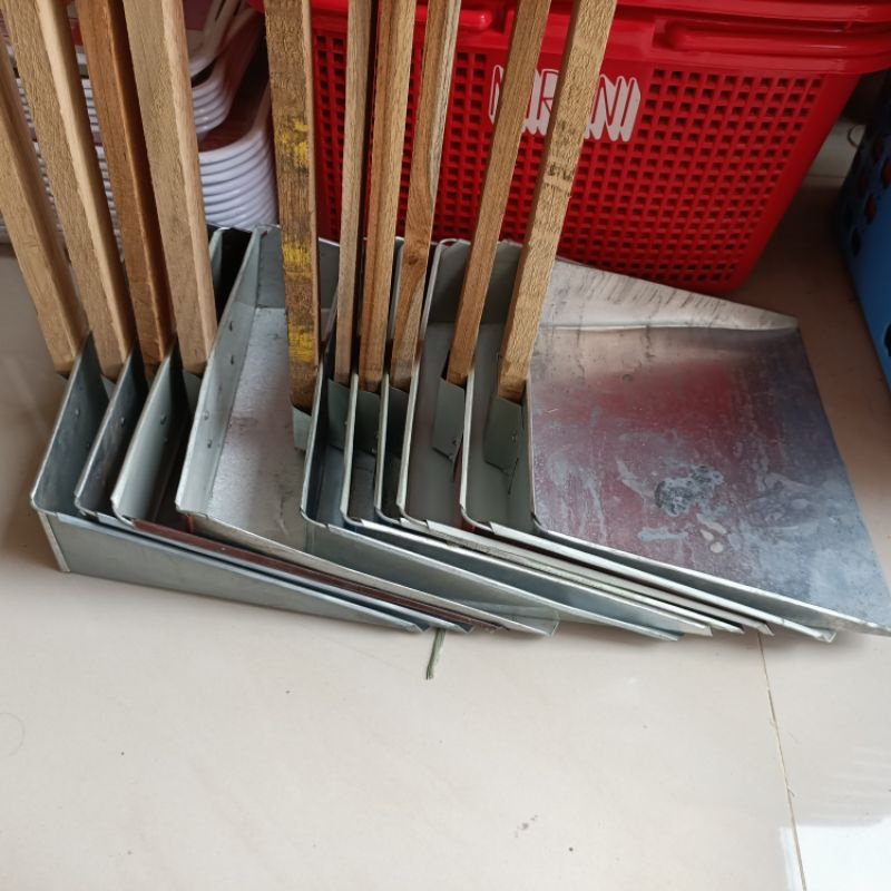 Jual pengki kaleng murah / pengki seng gagang kayu serokan sampah ...