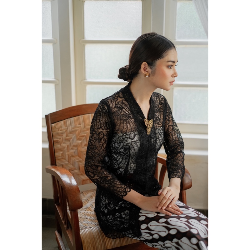 Jual Kebaya brokat hitam dasiyah - kebaya ala gadis kretek | Shopee ...