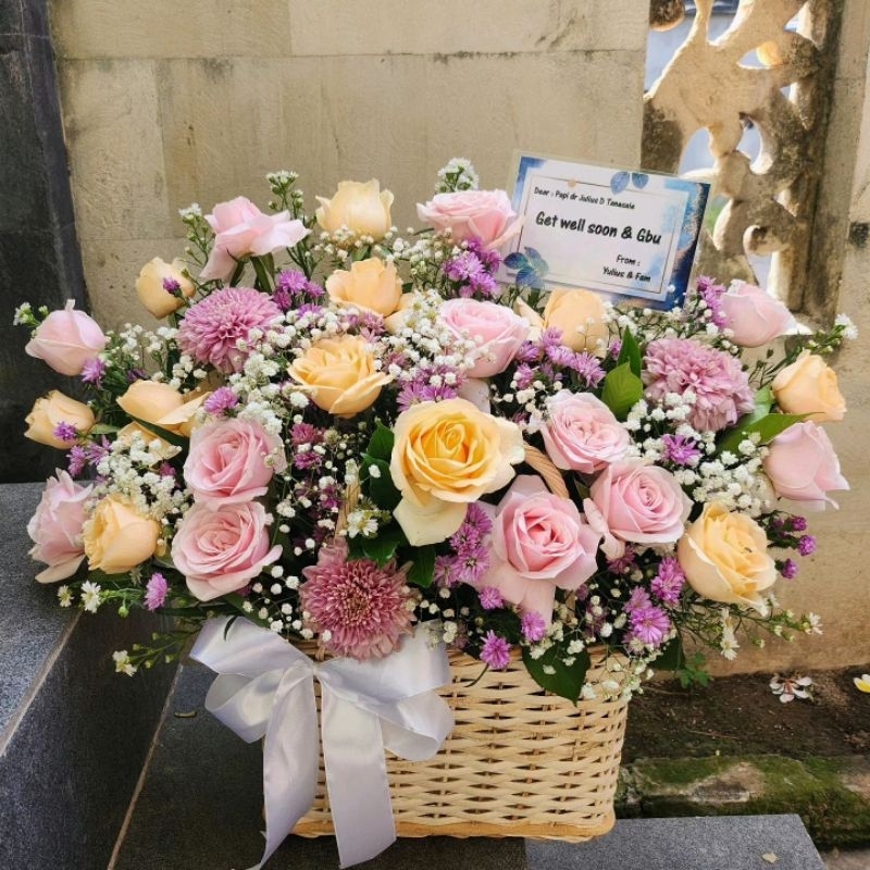 Jual Rangkaian bunga cantik / buket bunga segar / Keranjang bunga ...