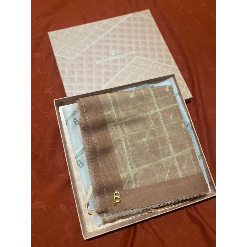 Jual Preloved Buttonscarves Louvre warna Mahogany Rose | Shopee Indonesia