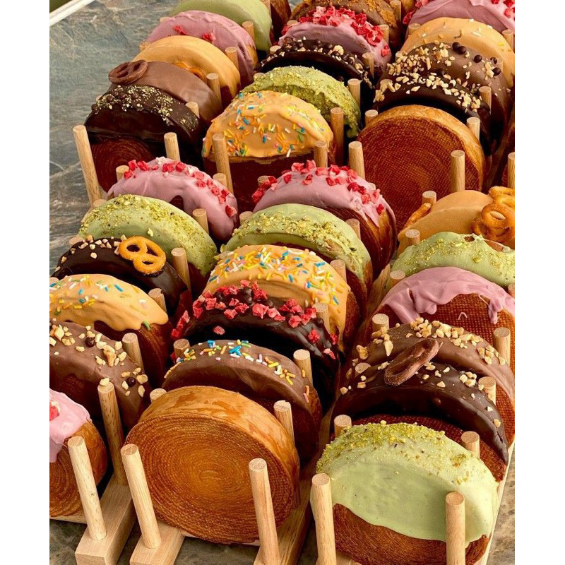 Jual TATAKAN CROMBOLONI | STAND CROMBOLONI | DISPLAY CROMBOLONI | RAK ...