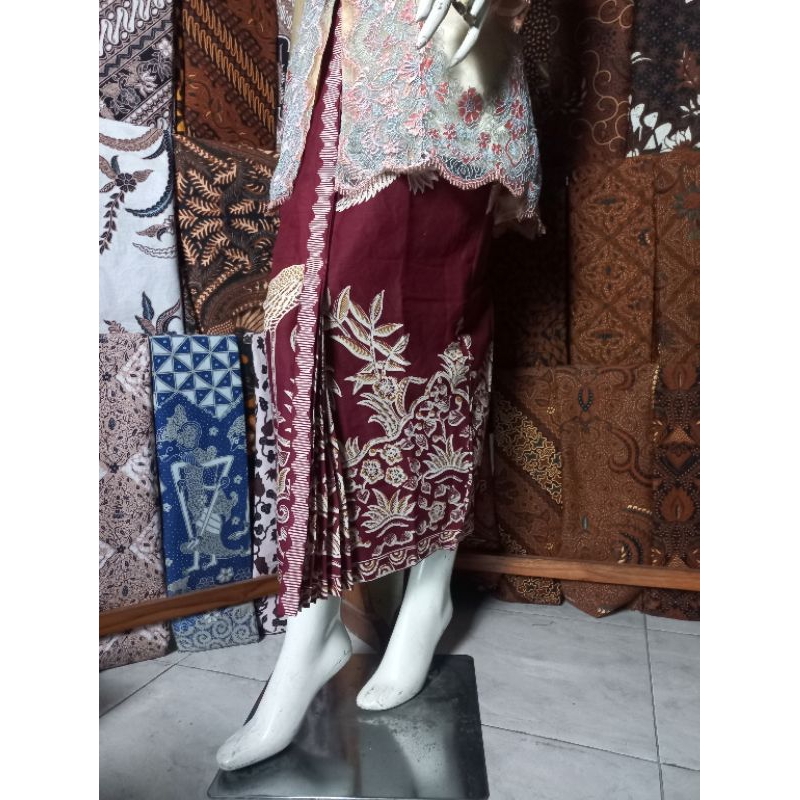 Jual Kain Batik dan Rok Batik Merah Hati Marun Maroon Bawahan Kebaya ...