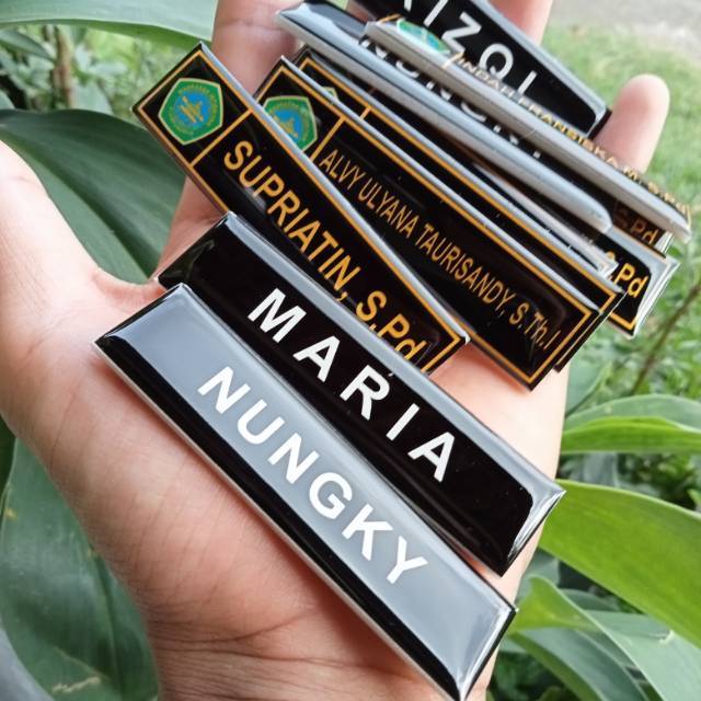 Jual PAPAN NAMA AKRILIK MENGGUNAKAN PENITIK / NAME TAG / PIN / PIN NAMA ...