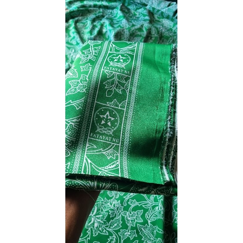 Jual KAIN BATIK FATAYAT SEMI SUTRA HIJAU TUA HARGA 2,5 METER | Shopee ...