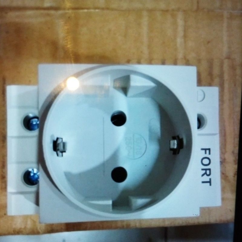 Jual STOP KONTAK DINREL MERK FORT DIN REL DUDUKAN DI MCB | Shopee Indonesia