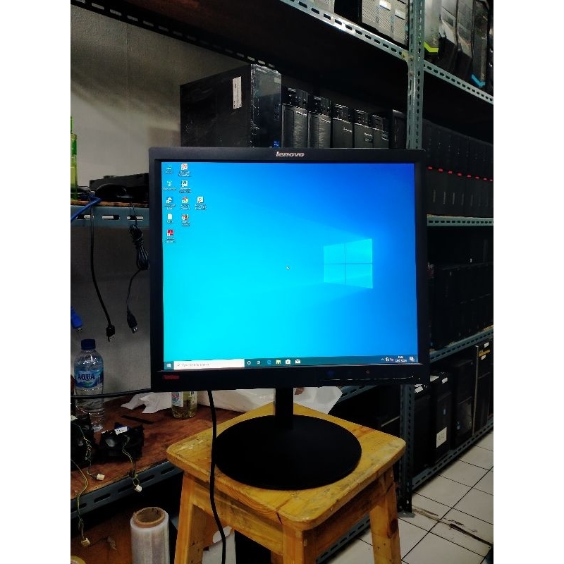 Jual MONITOR LCD LENOVO 17 INCI KOTAK BISA PERTIKAL BERGARANSI MANTAP ...