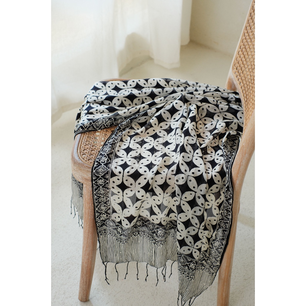 Jual Batik Ratu - Kawung in Black - Syal Batik Sutra - 55 | Shopee ...